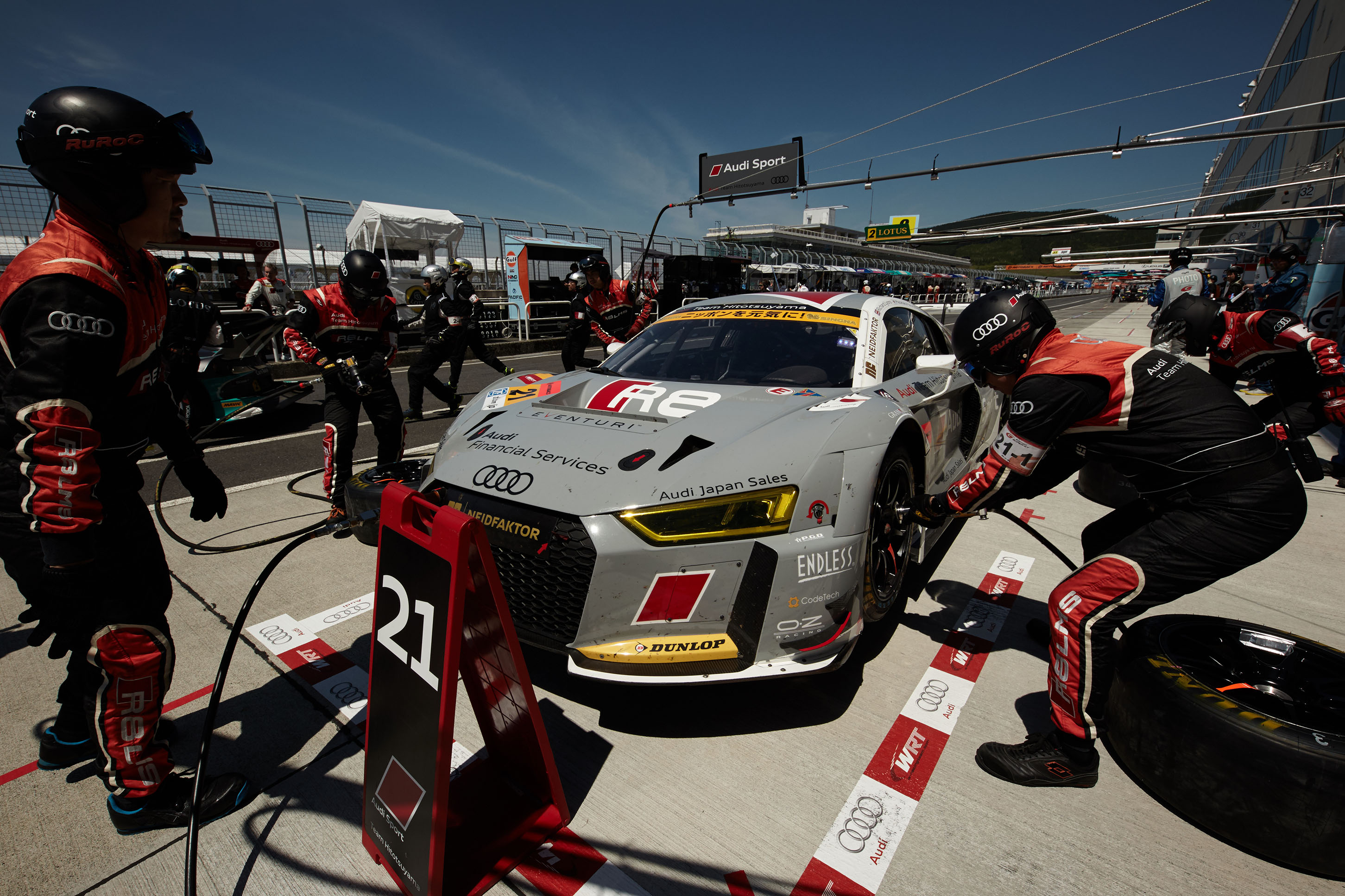 SUPER GT第3戦、2台のAudi R8 LMSが熱戦を繰り広げ共に完走 | Audi Japan Press Center - アウディ